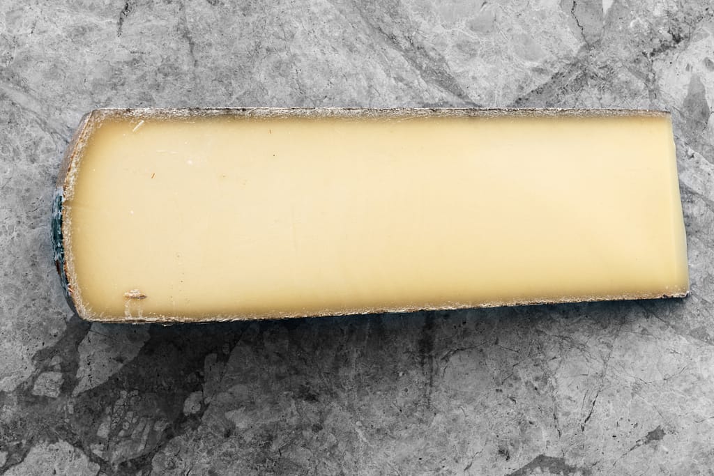 How to cut Alpine cheeses